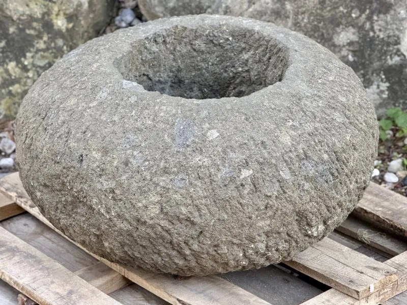 Kamenný květináč z lávového kamene Bazanit 60 cm