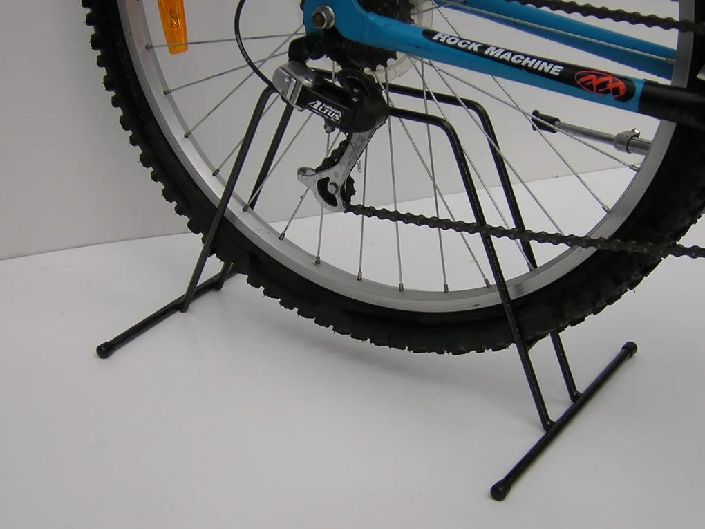 Výstavní stojan na kolo KACERLE (KS-150) Povrchová úprava: prášková barva (černá struktura), Velikost rozteče držáku: 6 cm (pro horská kola se širším pláštěm)
