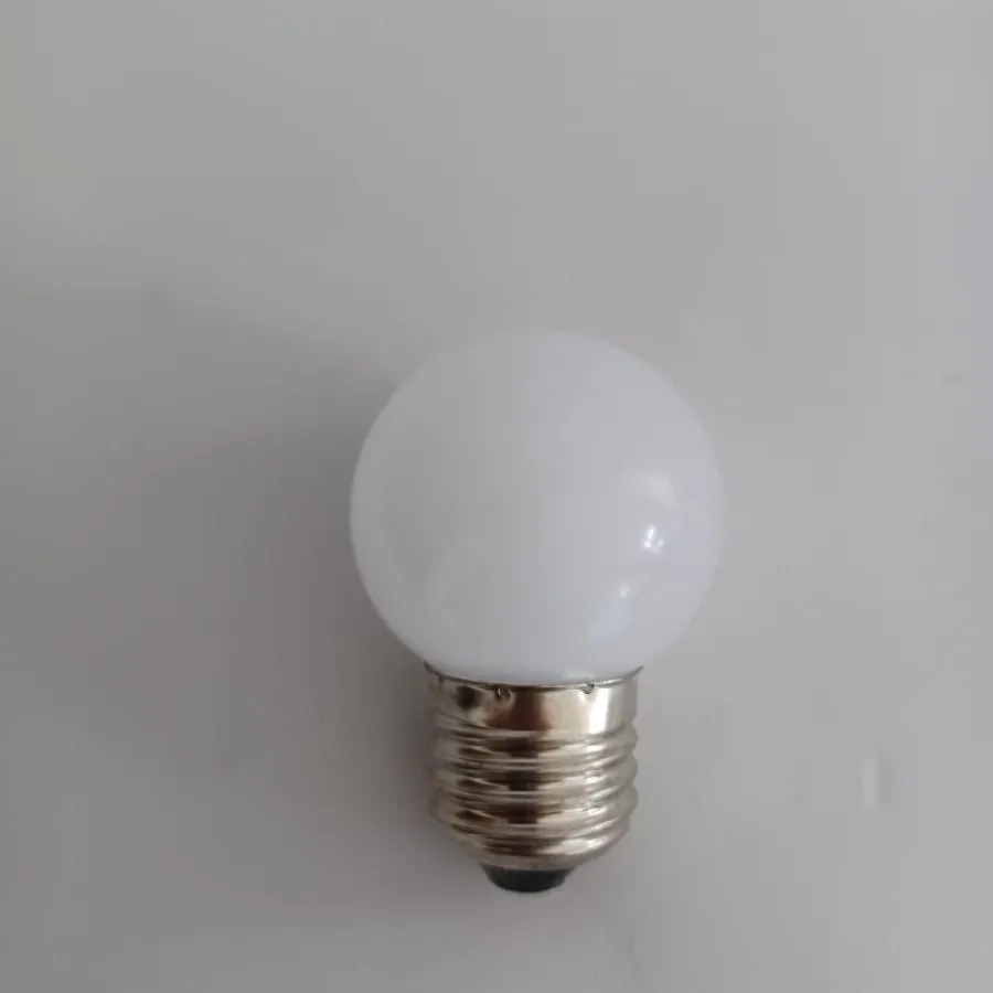 LED žárovka ledově bílá, patice E27, 12 diod