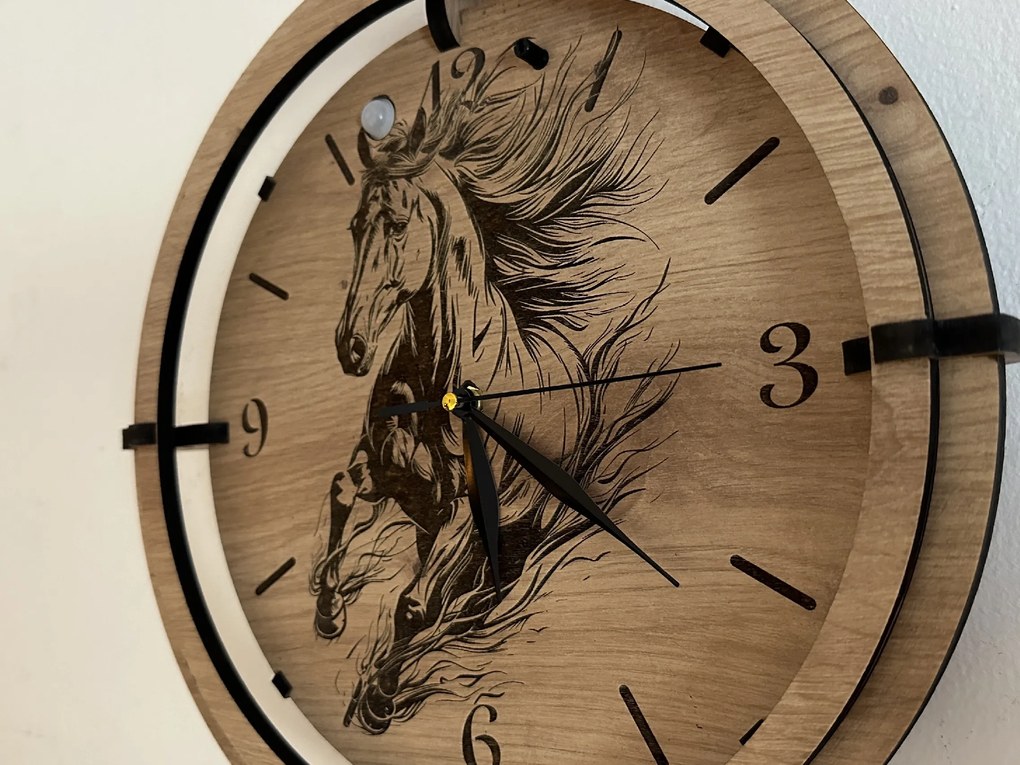 Li-Go "Kůň" Světelné hodiny 32 cm provedení povrchu: dub světlý, varianta napájení svítidla: 12V s externím zdrojem (s přivodním kabelem)