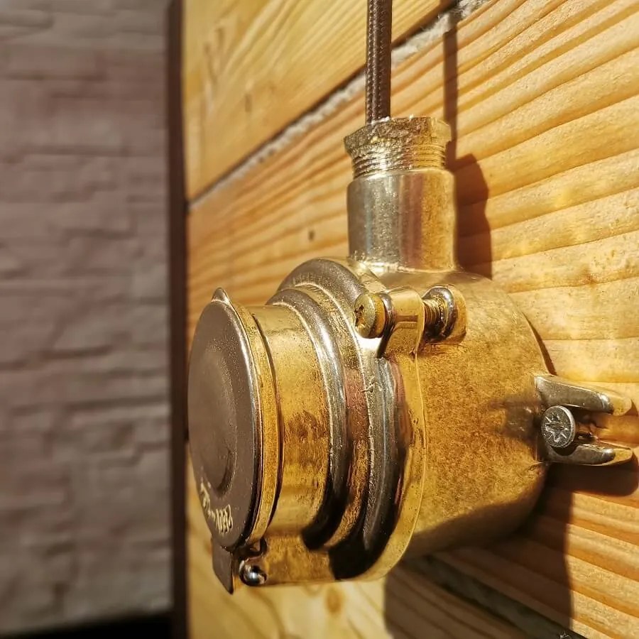 Mosazná retro zásuvka s krytkou SCHUKO IP54 16A