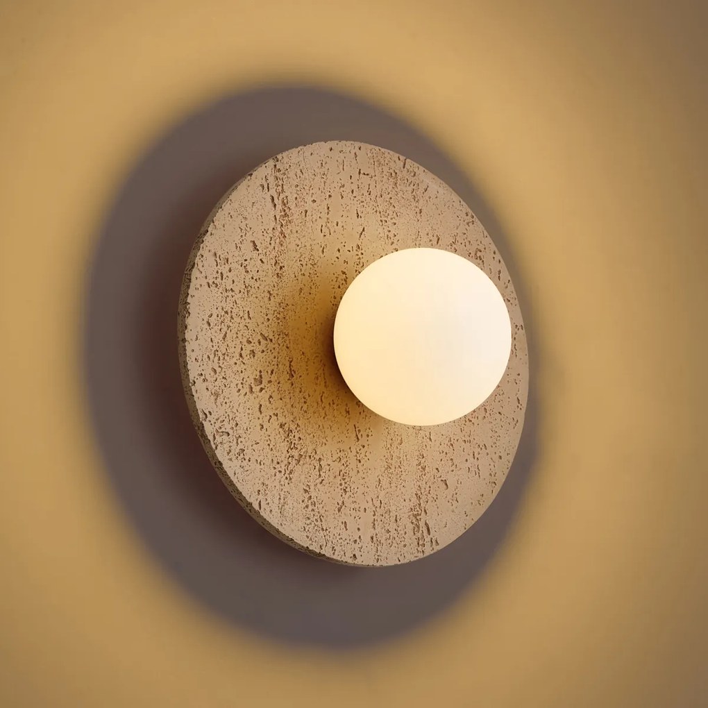 Nástěnná lampa Japandi z přírodního kamene kulatá s opálovým sklem - Josie