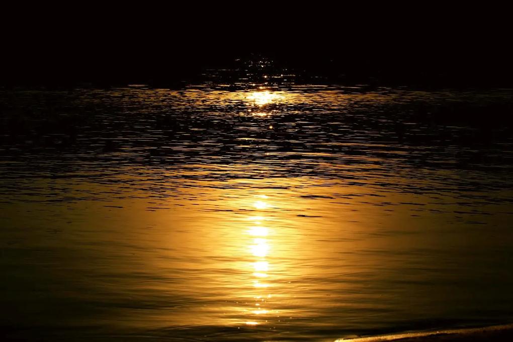 DIMEX | Samolepicí vliesová fototapeta na zeď Měsíční svit na vodě MA-5-2307 | 375 x 250 cm | černá, žlutá, oranžová
