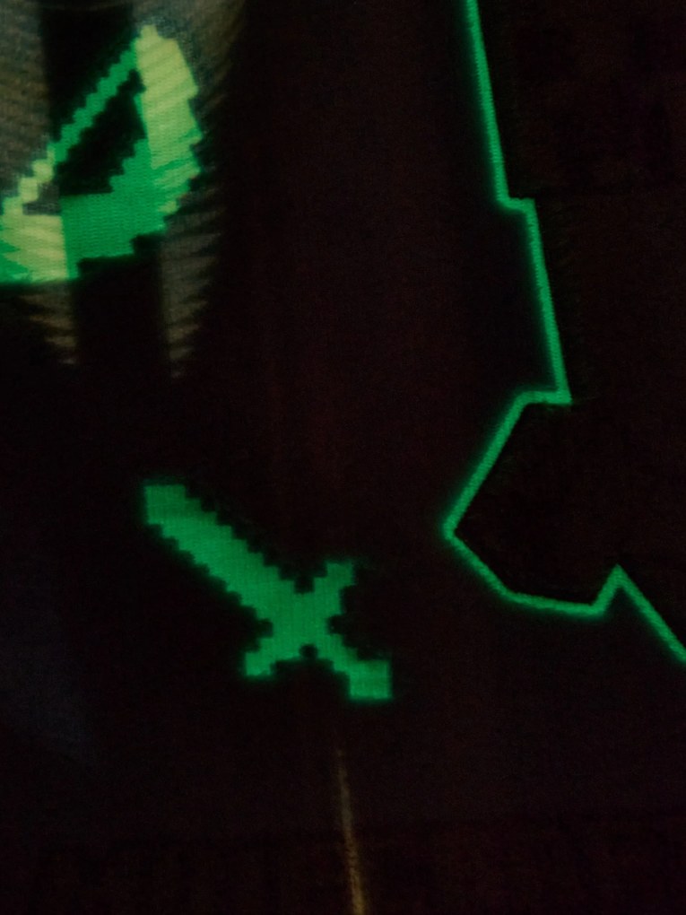 Sinsay - Deka s fluorescenčním potiskem Minecraft - mentolová