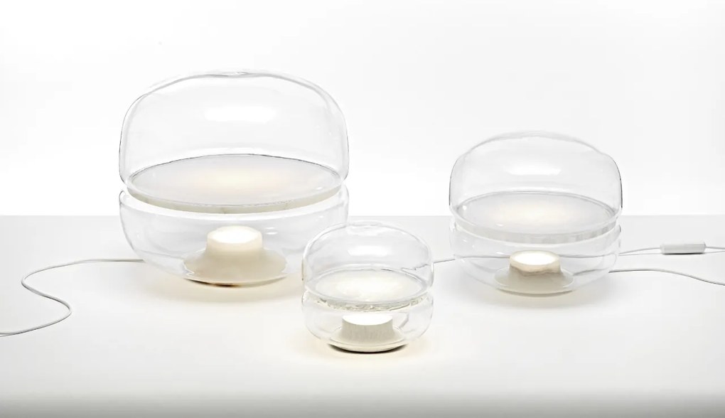 Designová stolní lampa Brokis Macaron M, PC1039 Barva skla: světle růžová - transparentní sklo (CGC46), Základna: Dub evropský - černě mořený (CSFB1574), Disk: Onyx medový (CSOP1533)