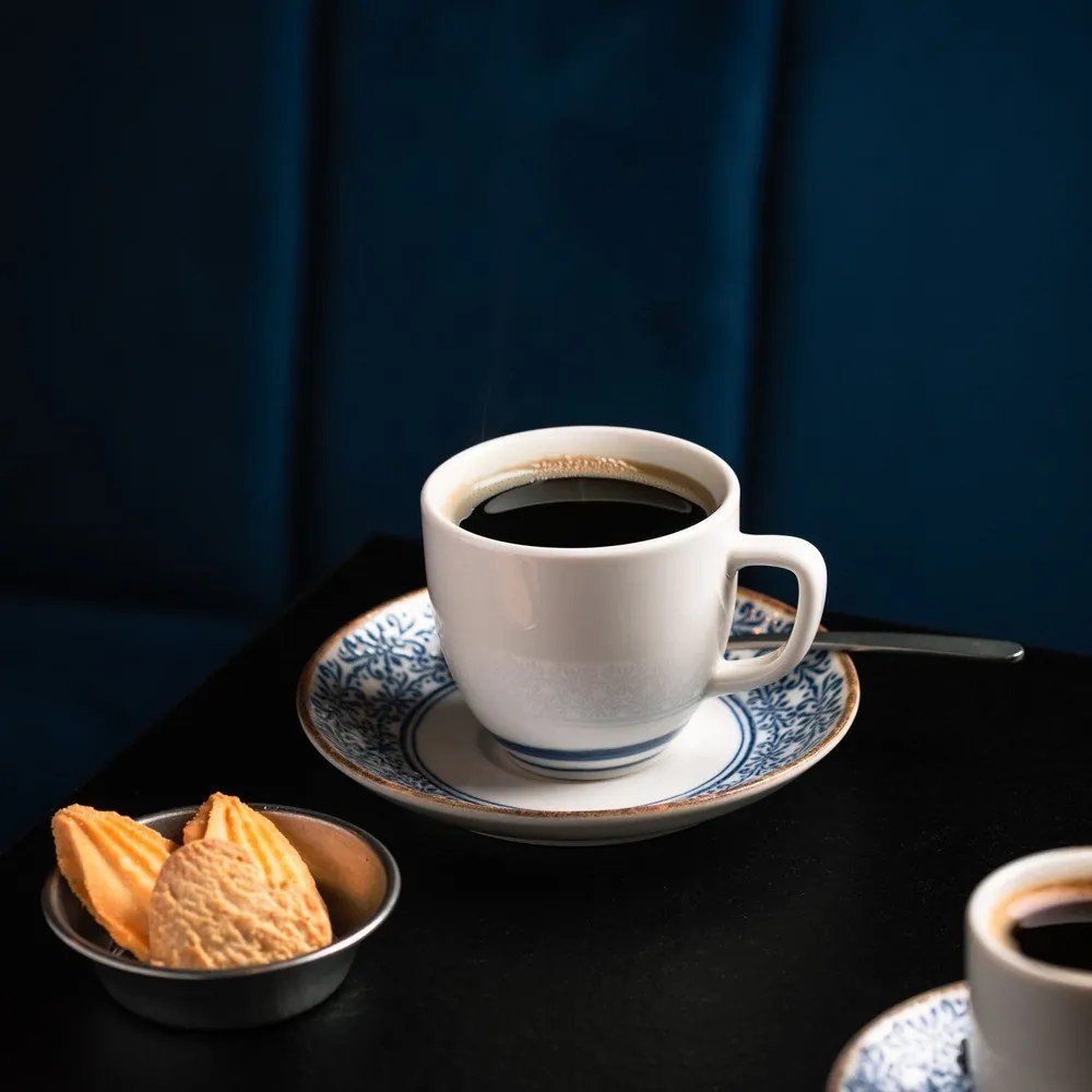 Bílý/modrý porcelánový podšálek ø 14 cm Azul – BonBistro