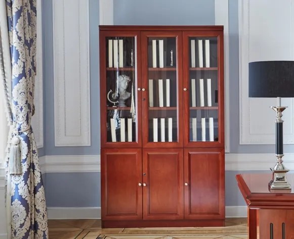 Kancelářská třídveřová prosklená skříň Elegance