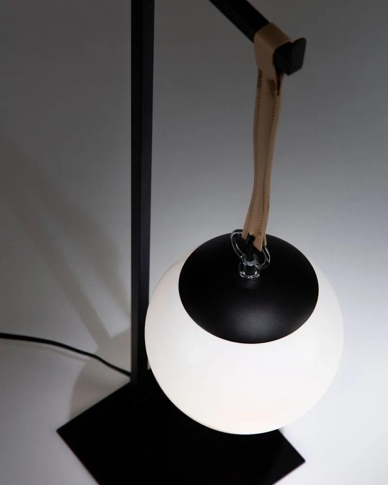 Černá kovová stolní lampa s plastovým stínidlem (výška 60 cm) Monteiro – Kave Home