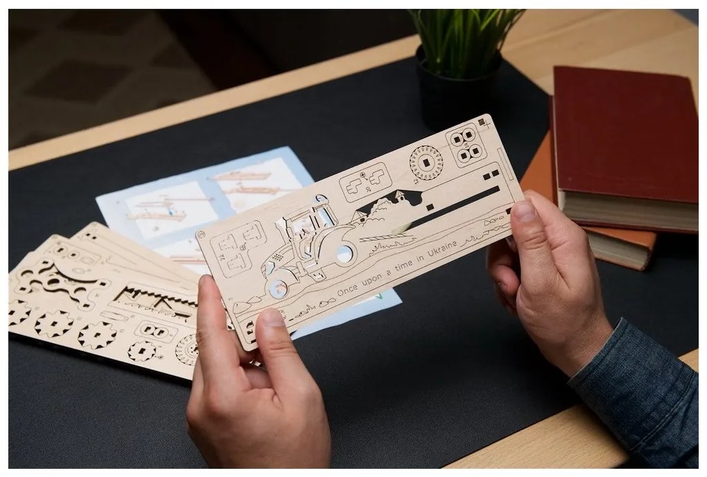 Ugears 3D dřevěné mechanické puzzle Brave UA Tractor