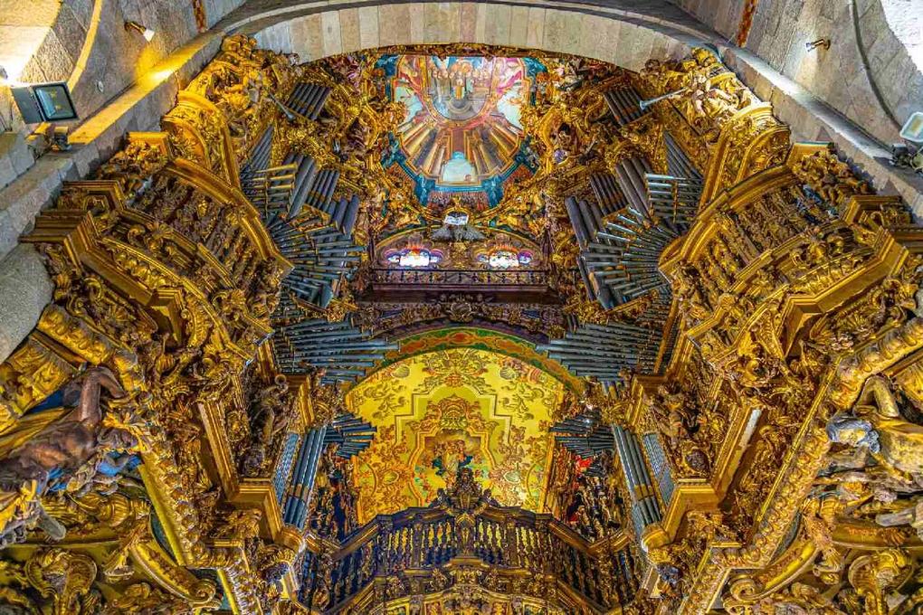 DIMEX | Samolepicí vliesová fototapeta na zeď Katedrála ve městě Braga MA-5-0946 | 375 x 250 cm | vícebarevná, modrá, žlutá