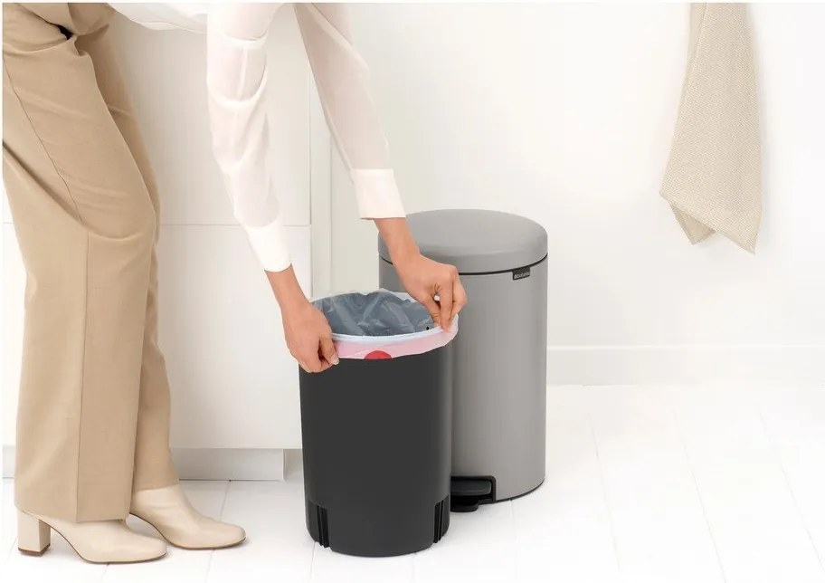 Světle šedý nášlapný ocelový odpadkový koš 20 l NewIcon – Brabantia