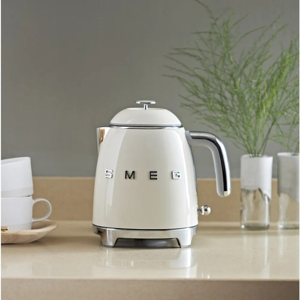 Krémová rychlovarná konvice z nerezové oceli 800 ml Retro Style – SMEG