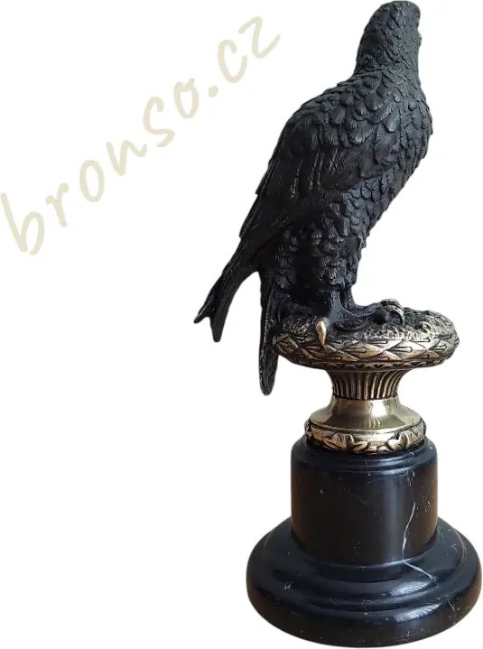 Orel na mramorovém podstavci – signovaný bronz A. Thorburn, francouzská sběratelská socha