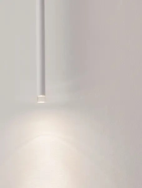Minimalisticky lustr na lanku Stilvi Bílá