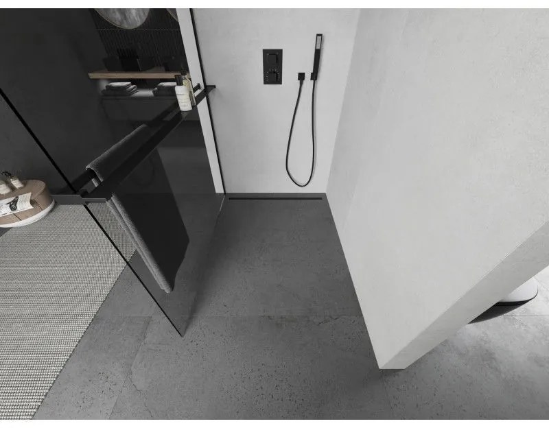 Mexen Kioto, sprchová zástěna Walk-In Walk-in 135 x 200 cm, 8mm čiré sklo, černý profil + věšák na ručníky s poličkou, 800-135-121-70-00