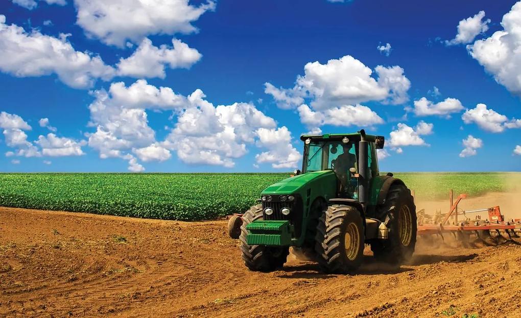 Fototapeta - Zelený traktor na hřišti (254x184 cm)