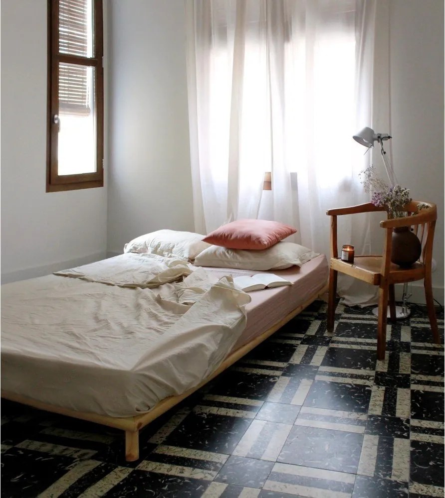 Jednolůžková postel z borovicového dřeva s roštem 90x200 cm Senza – Karup Design