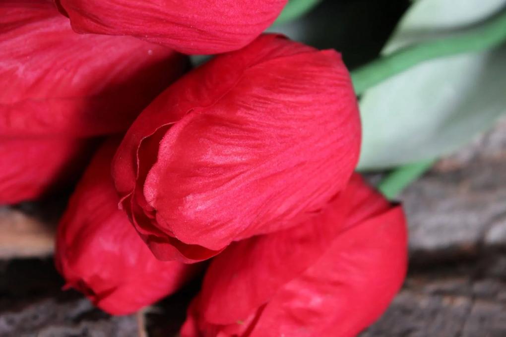 Červený umělý tulipán v puku s listy 65cm 1ks