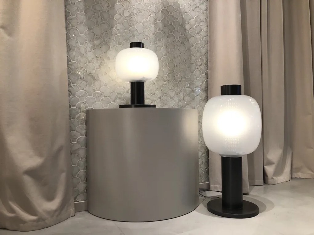 Designová lampa Brokis Bonbori Small PC1164 Povrch Montury: kov - černý matný komaxit, Barva skla: Opalín, Povrchová úprava skla: CASAMBI CBU-TED