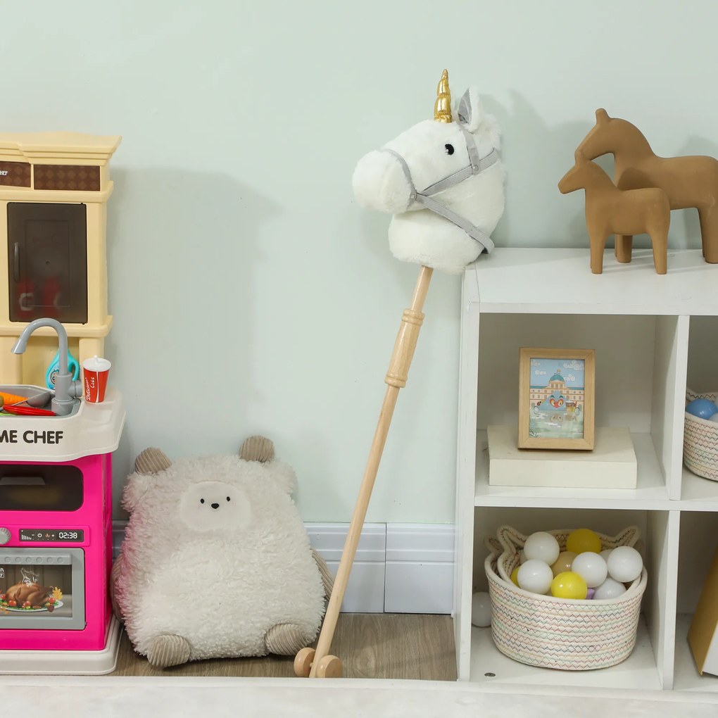 AIYAPLAY hlavice koně na dřevěné tyči Design jednorožce Zvuky a kolečka Houpací kůň 95 cm Bílá