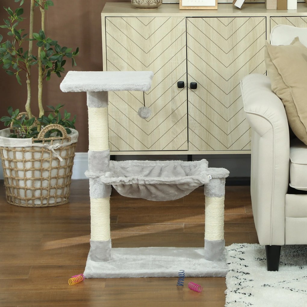 Kočičí strom PawHut se 3 škrabacími sloupy, přírodní sisal, platforma, houpací síť a závěsná míčková hračka, rozměry 50 x 26 x 70 cm, krátký plyš, svě