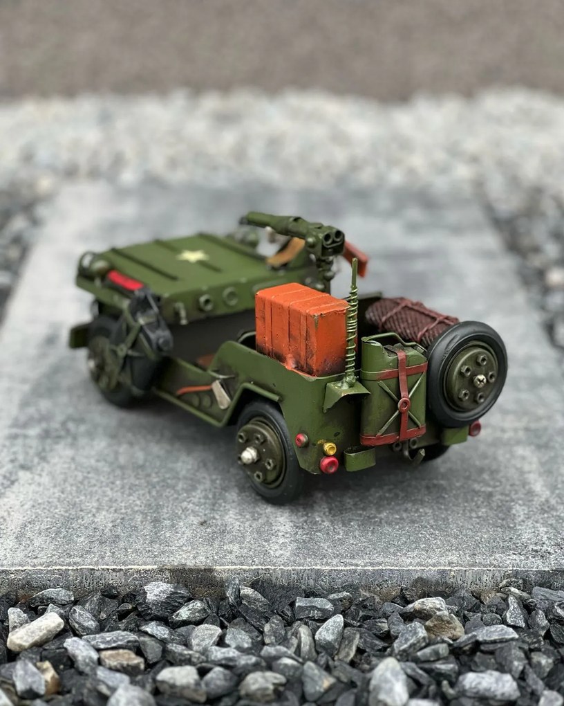 Plechový model - Armádní Jeep se zbraní