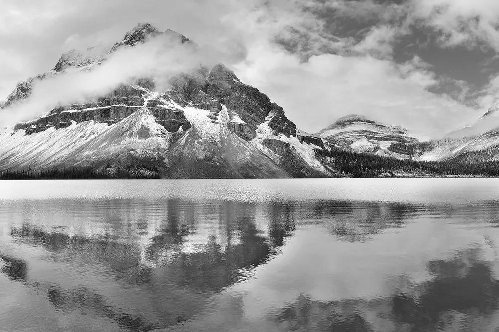 Tapeta krásné horské jezero v černobílém - 150x100 cm