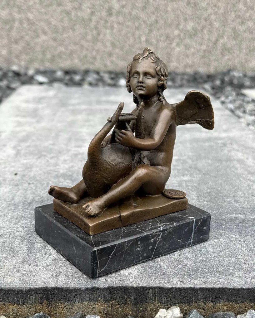 Bronzová socha - Putto s lyrou - andělská soška dítěte