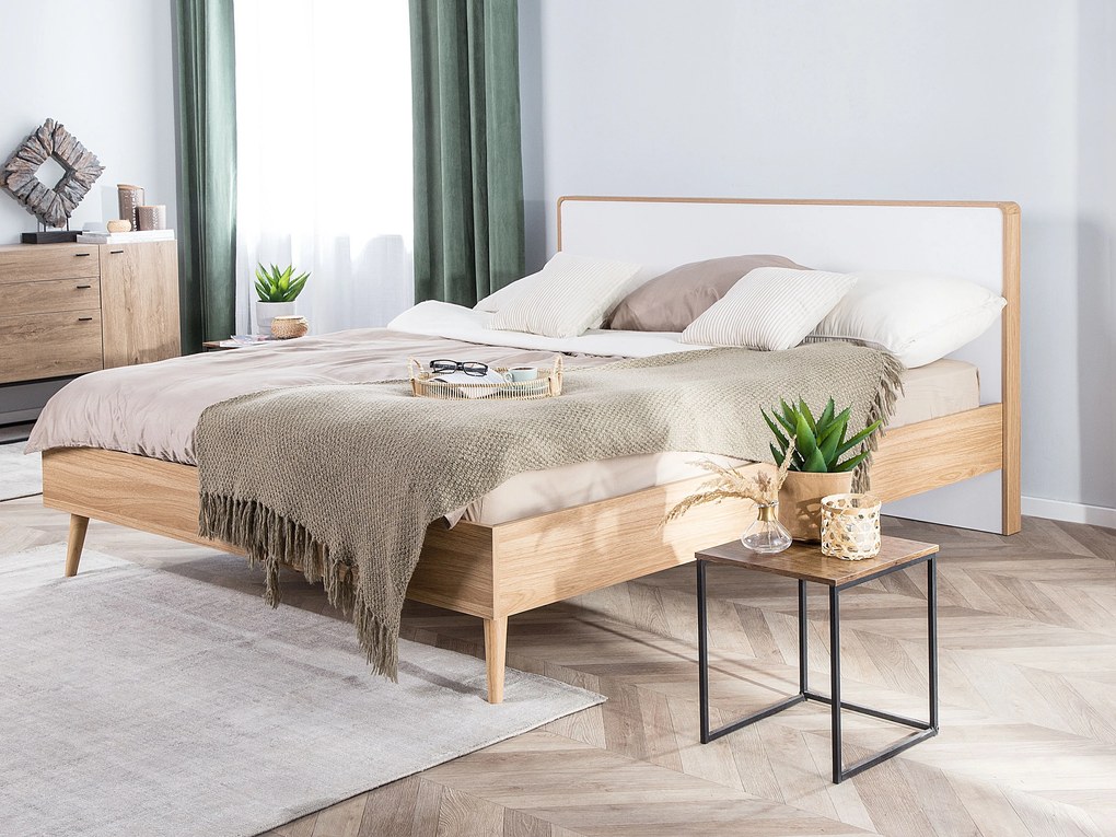 Dřevěná postel LED světle hnědá 180 x 200 cm SERRIS Beliani
