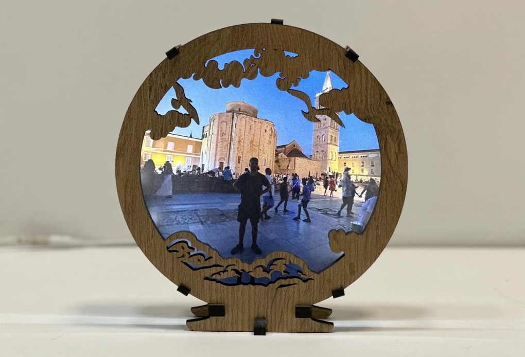 Li-Go Foto rámeček "V oblacích" 20x22cm bez podsvícení/s podsvícením provedení povrchu: ořech, varianta foto rámečku: s podsvícením napájení z baterie/powerbanky