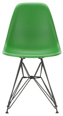 Eames Plastic Chair DSR černě lakovaná zelená bílé na koberec Vitra