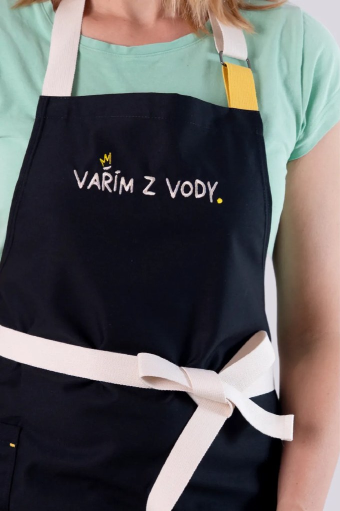Kuchyňská zástěra s výšivkou Vařím z vody