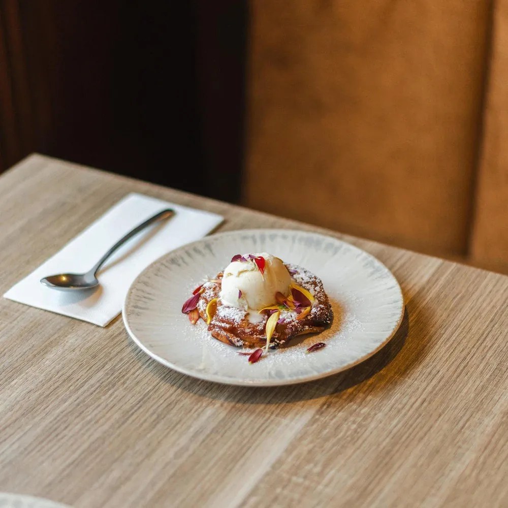Světle šedý dezertní porcelánový talíř ø 21 cm Nuance – BonBistro