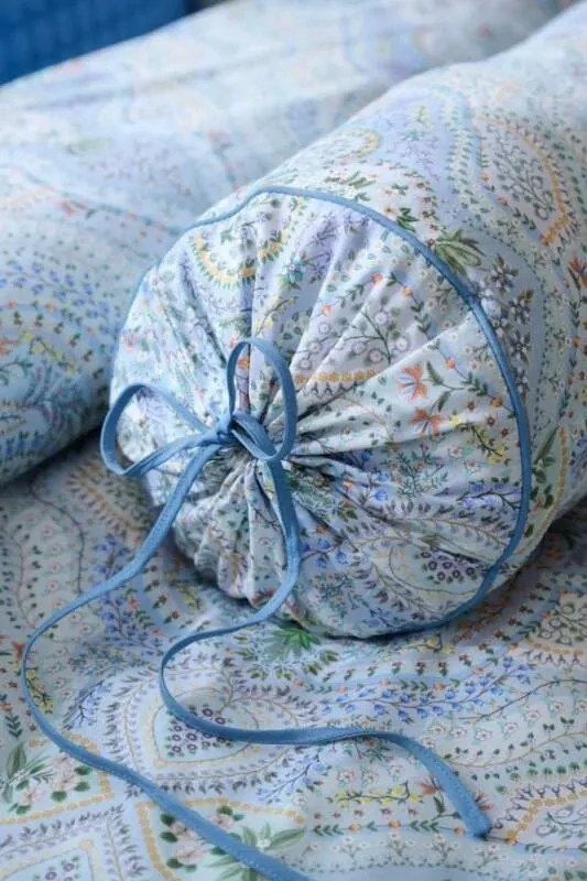 Pip Studio polštář Moon Flower 22x70 cm, světle modrý