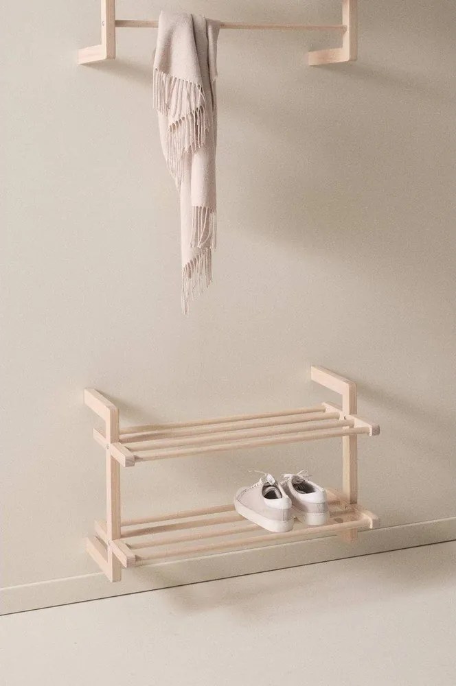 Závěsný stojan na boty z borovicového dřeva ve světle přírodní barvě 70x45x38 cm Eddison – Jotex