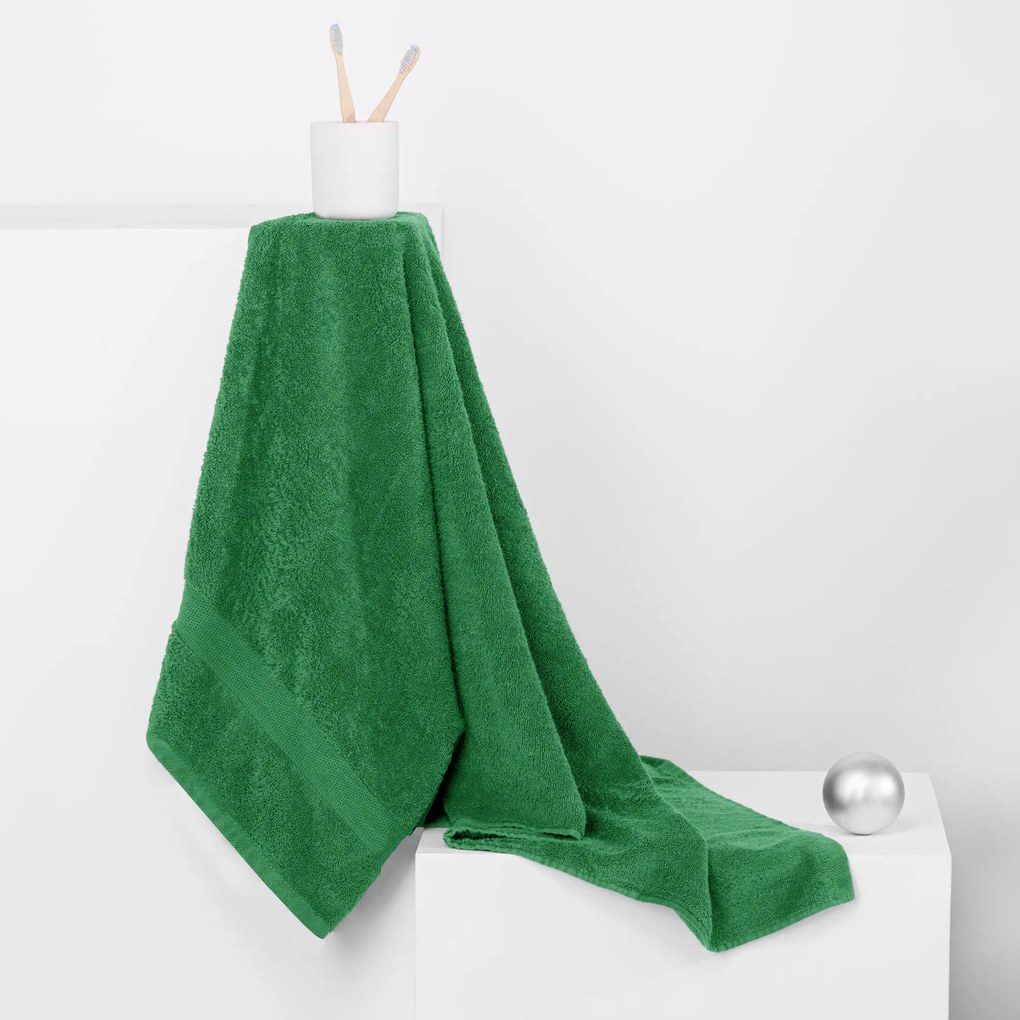 Bavlněný ručník DecoKing Mila 70x140 cm tmavě zelený