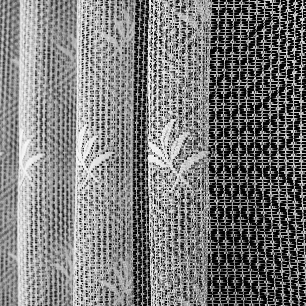 Českomoravská textilní žakárová záclona V127 vyšívané větvičky, s bordurou, bílá, výška 150cm (v metráži)