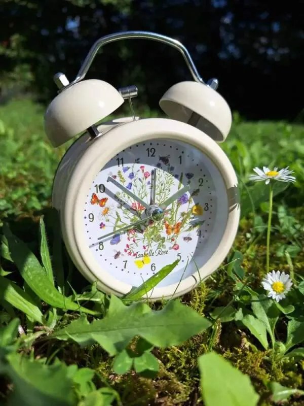 Kovový retro budík bílo-krémový 12 cm