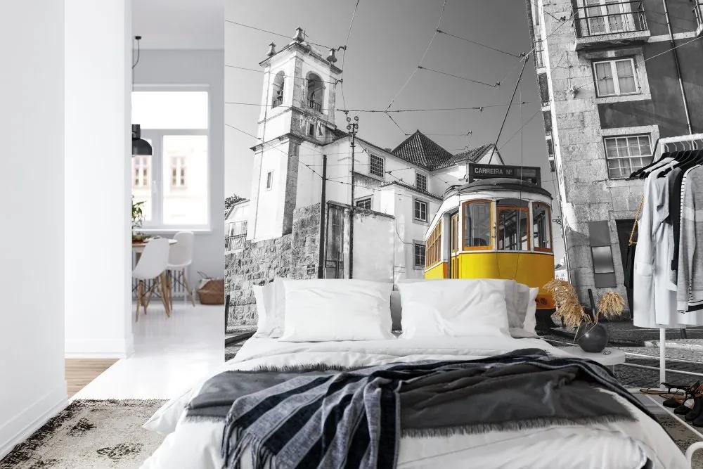 Fototapeta Tramvaj V Historické Čtvrti V Lisabonu Omyvatelný vlies 270x180