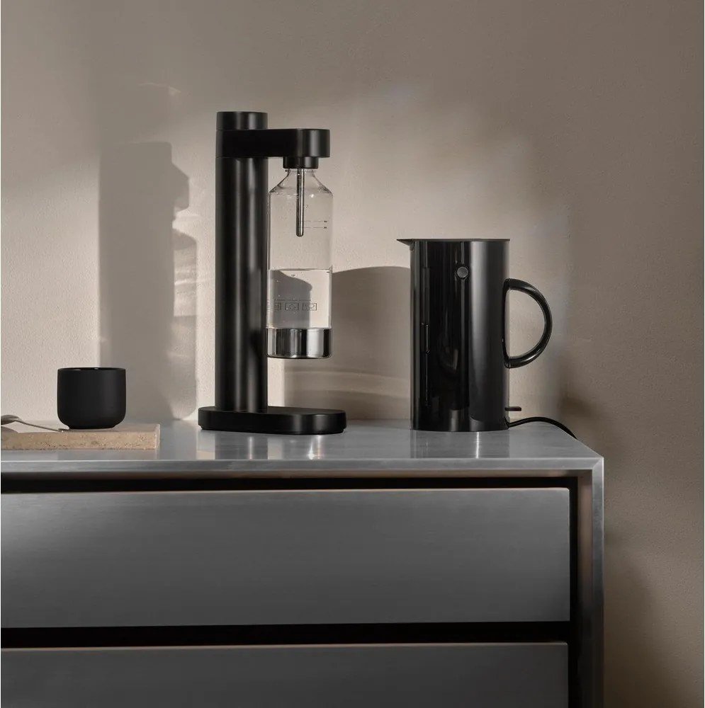 Černá plastová rychlovarná konvice 1,5 l EM77 – Stelton