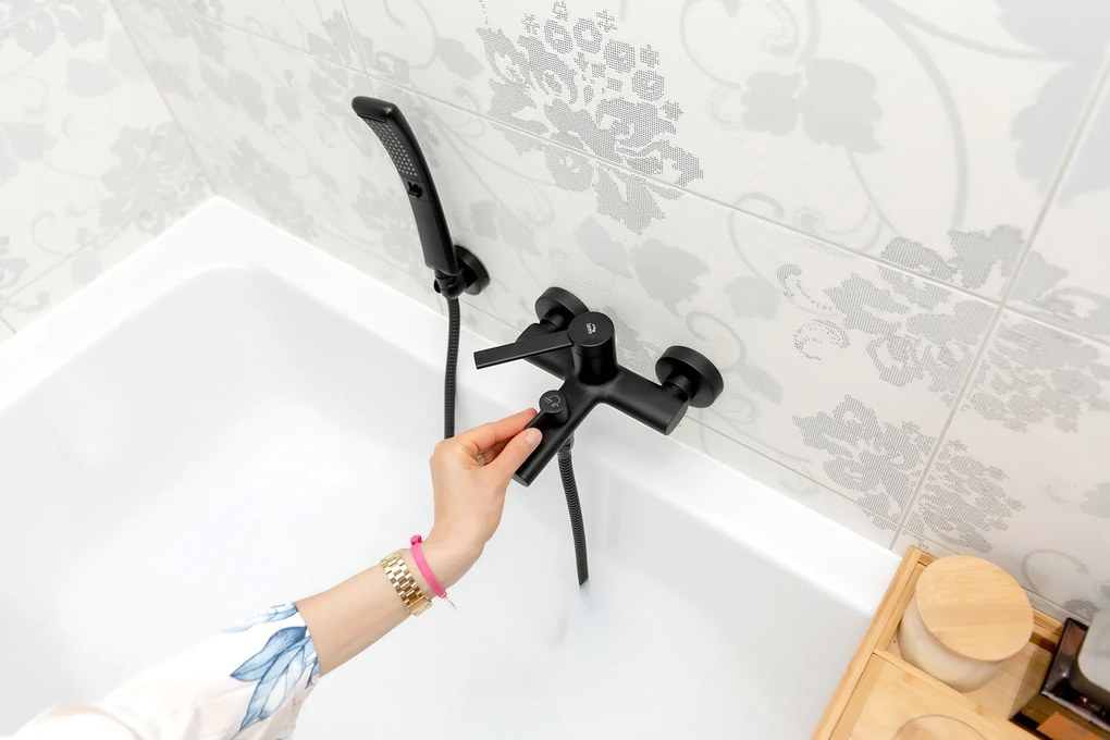 Laveo Pinar, nástěnná vanová baterie bez sprchové soupravy 150mm, černá matná, LAV-BAW_710D