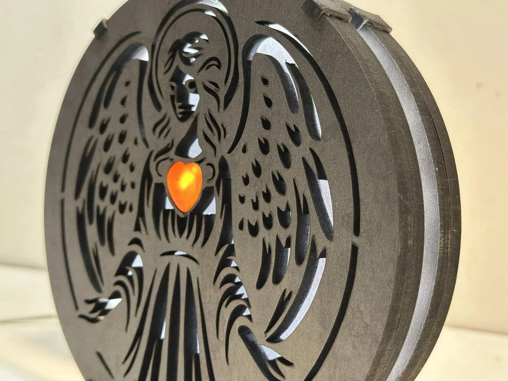 Li-Go "Anděl s karneolovým srdcem" dřevěná lampa s dvojitým podsvícením 20x22 cm černá s patinou
