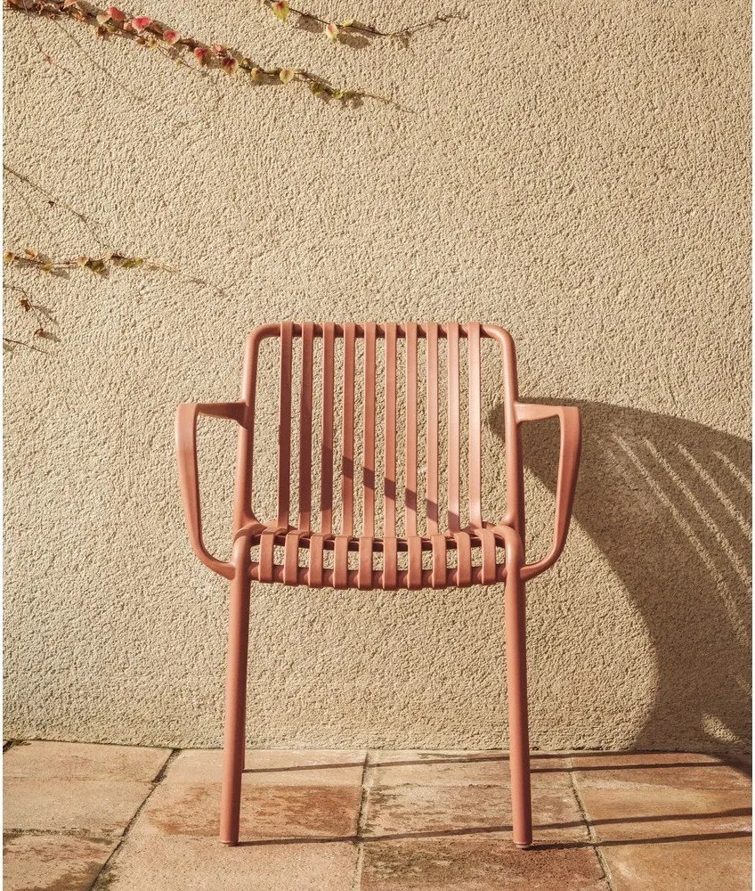 Plastová zahradní židle v terakotové barvě Isabellini – Kave Home