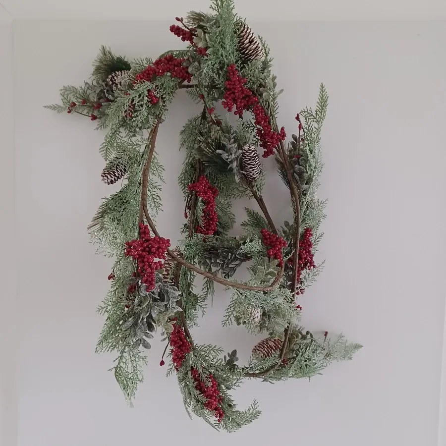 3D umělá vánoční girlanda na stůl s jehličím a červenými bobulemi, 270 × 15 cm, ojíněná