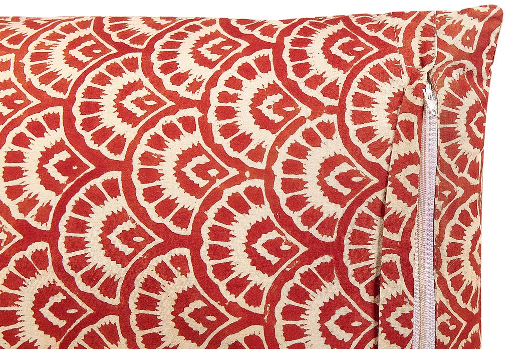 Bavlněný polštář geometrický vzor 45 x 45 cm červený RHUS Beliani