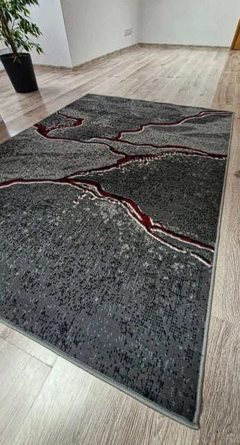 HU Šedý abstraktní obdélníkový koberec NEW IDEA 90321-0564 – imitace mramoru s červenými žilkami Rozměr: 50x80 cm