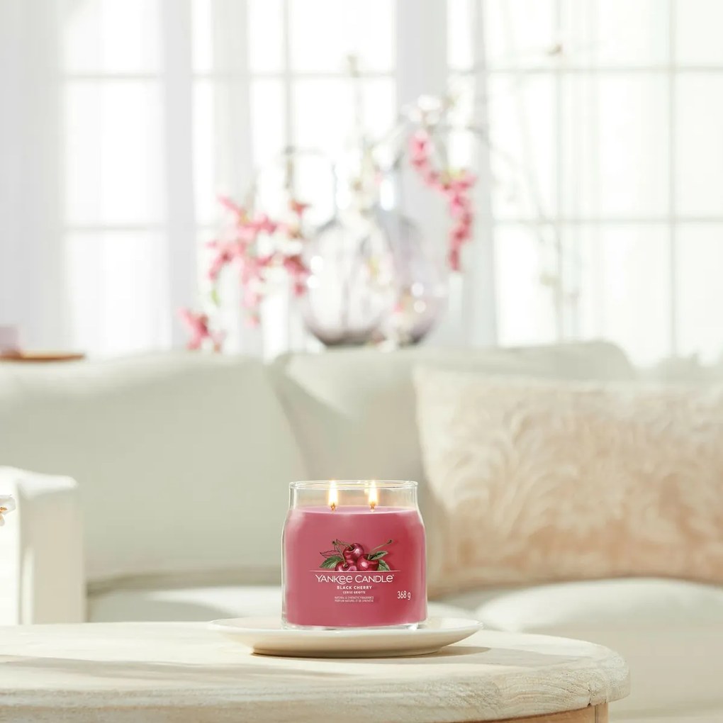 Yankee Candle vonná svíčka Signature ve skle střední Black Cherry, 368 g
