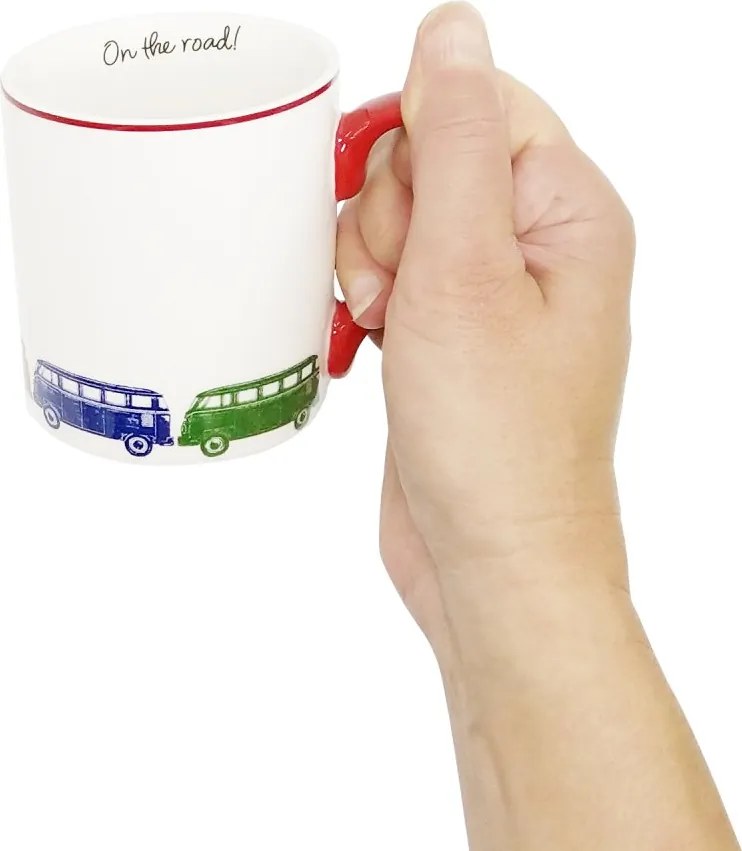 Porcelánový hrnek Na cestě, 280 ml – bílý, s červeným ouškem a motivem barevných obytných dodávek
