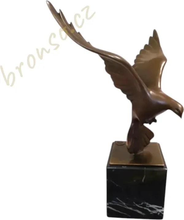 Holub v letu – bronzová socha