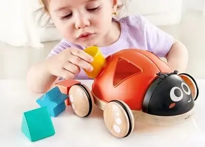 Hape Tahačka - Koťátko s chrastítkem / od 12 měsíců